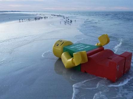 Giant Lego man washes up on Siesta Key beach – MoPo Geek